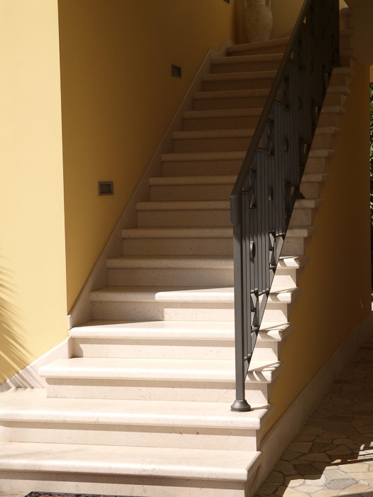 Scale: Scala in Trani Chiaro con bordo a toro e finitura patinata ...