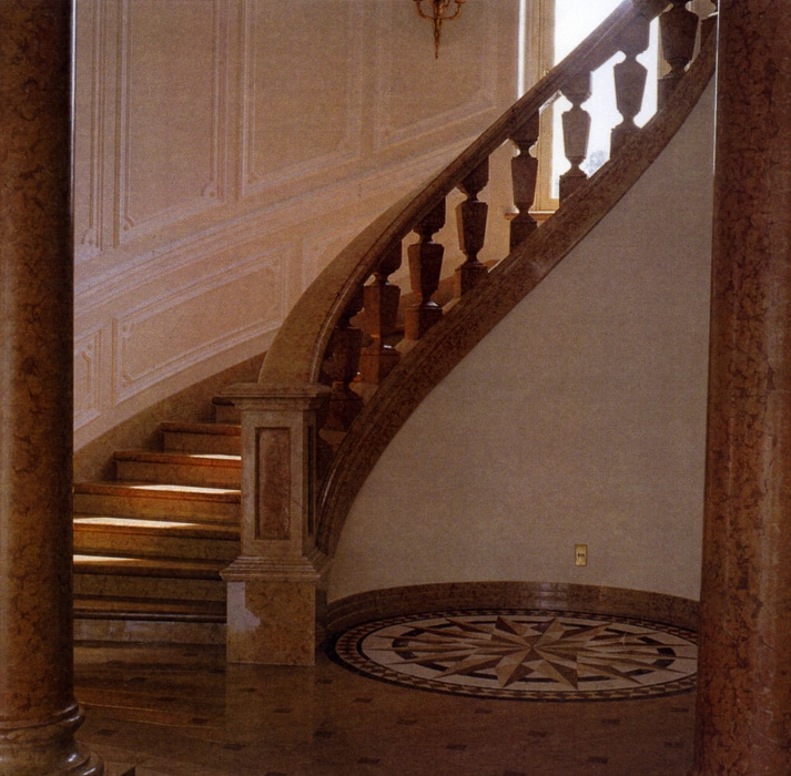 Scale: Scala elicoidale con gradini con bordo a toro, battiscopa ...